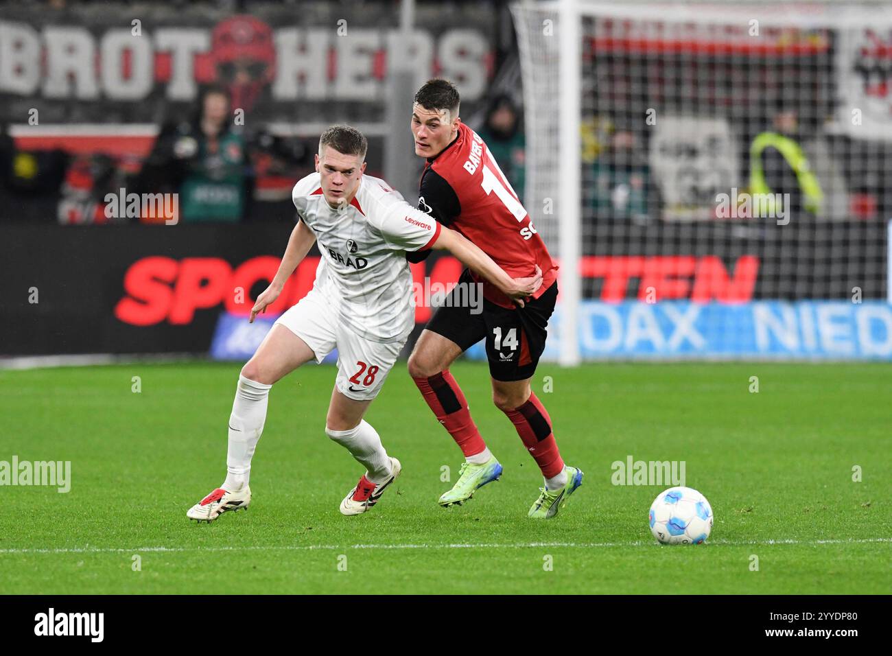 Leverkusen, Deutschland. Dezember 2024. Patrik Schick ( Bayer 04 Leverkusen ) im Zweikampf mit ...