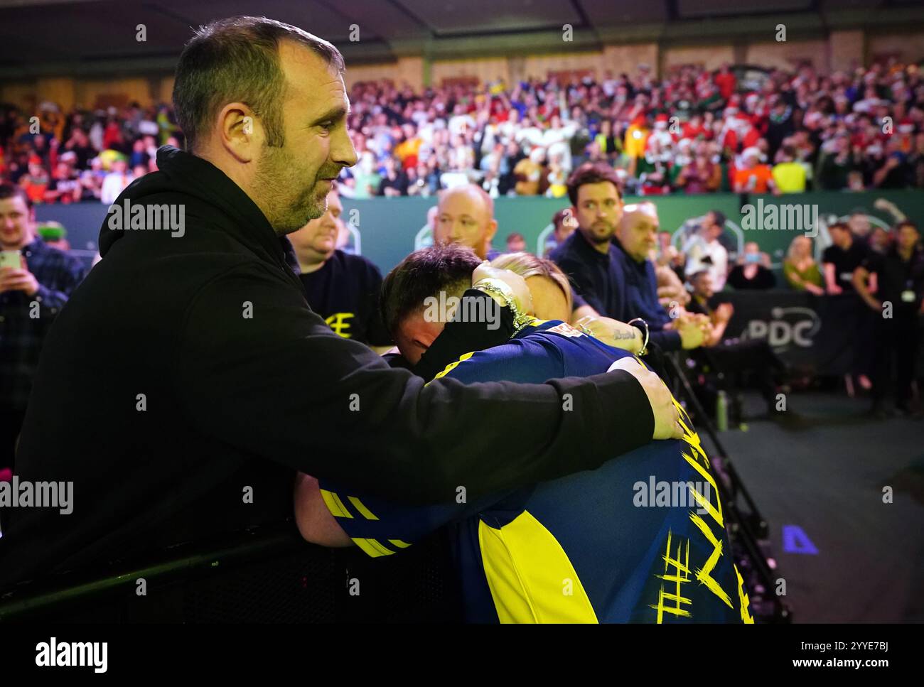 Luke verkleinert mit seiner Familie nach seinem Sieg über Ryan Meikle ...