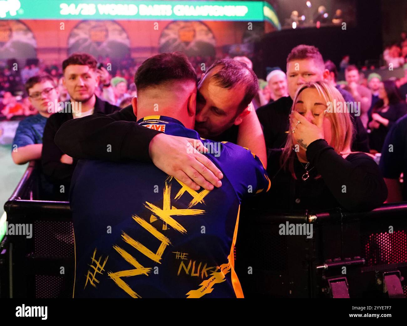 Luke verkleinert mit seiner Familie nach seinem Sieg über Ryan Meikle ...