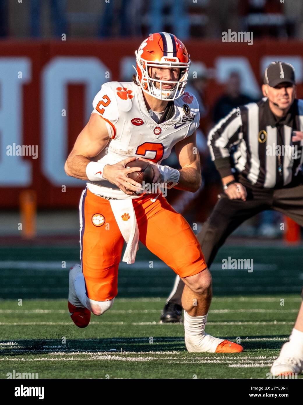 Dezember 2024. Cade Klubnik #2 der Clemson Tigers in Action gegen die ...