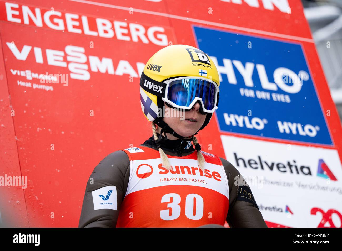 Julia Kykkaenen (Finnland) vor dem Sprung auf dem Schanzenturm, SUI ...