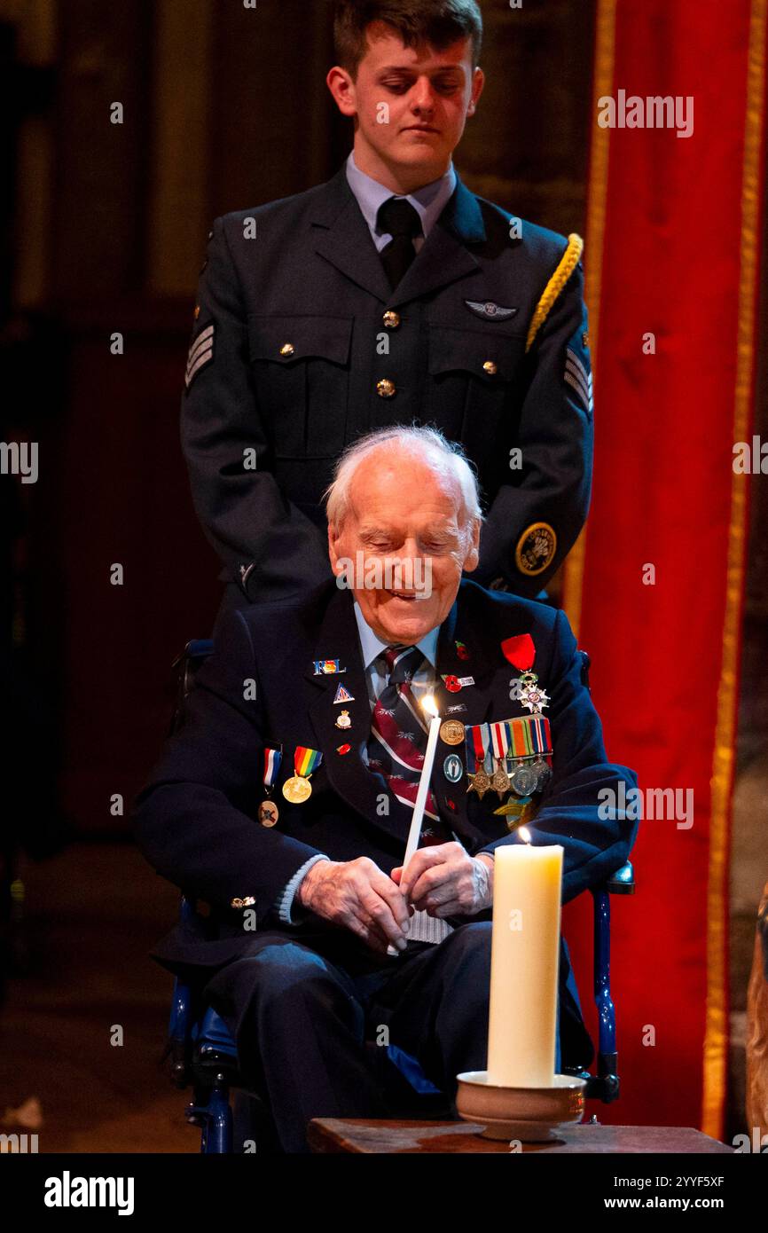 Der D-Day-Veteran Bernard Morgan zündet eine Kerze während des ...