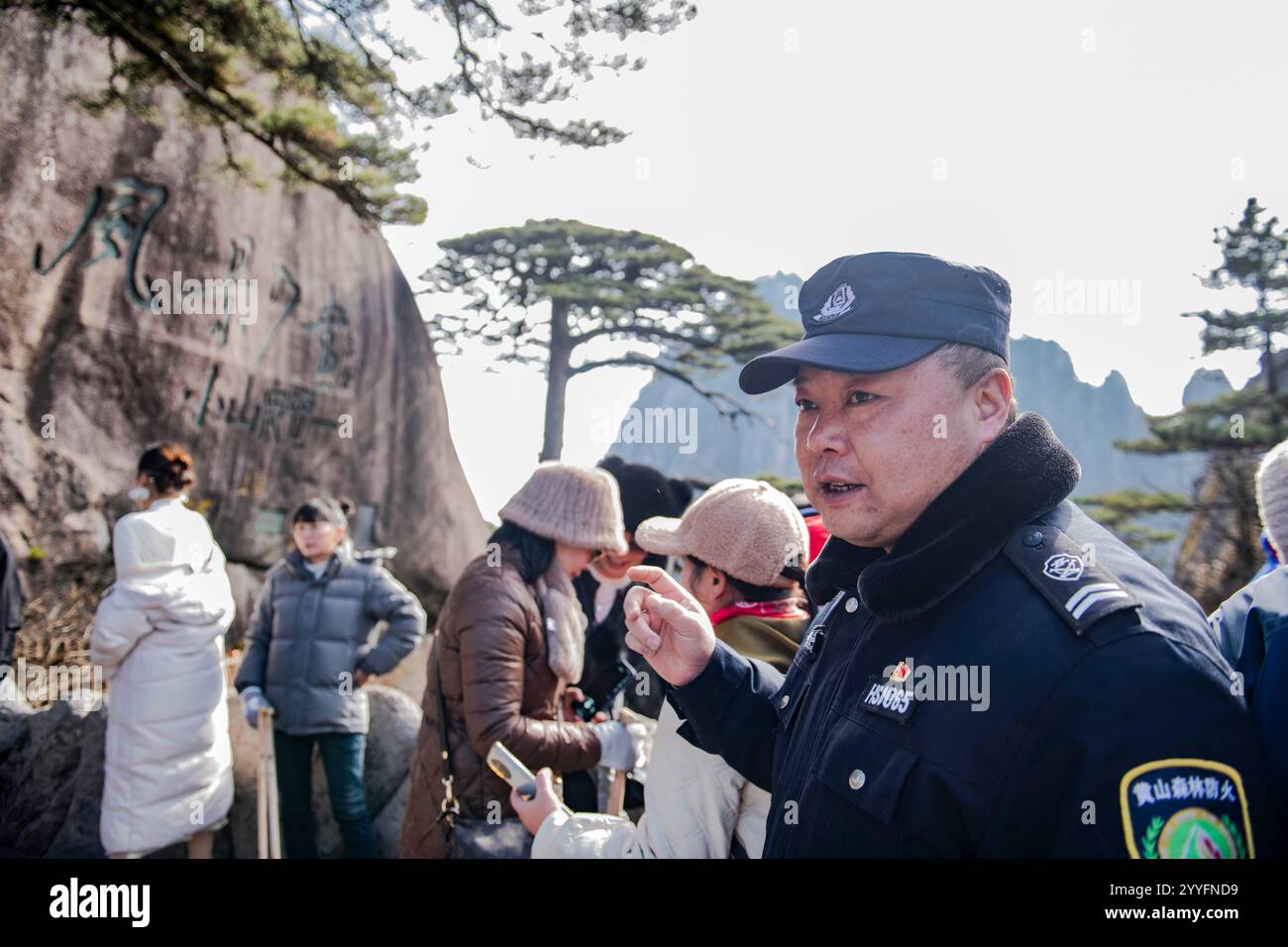 (241222) -- HUANGSHAN, 22. Dezember 2024 (Xinhua) -- Hu Xiaochun, ein ...