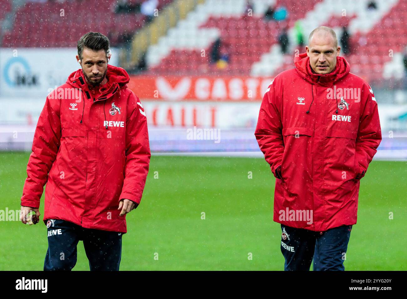 Platzbegehung Mark uth (1. FC K?ln, 13), Matthias K?bbing (1. FC K?ln, 44) im Regen 2. Fu?Ball ...