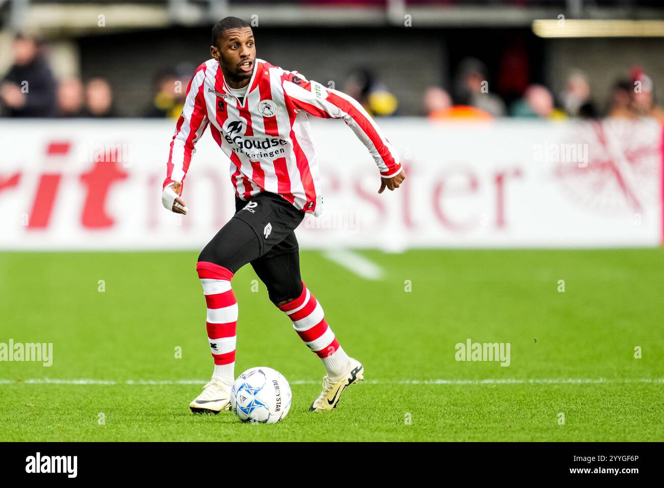 Rotterdam - sagte Bakari von Sparta Rotterdam dribbelt mit dem Ball ...