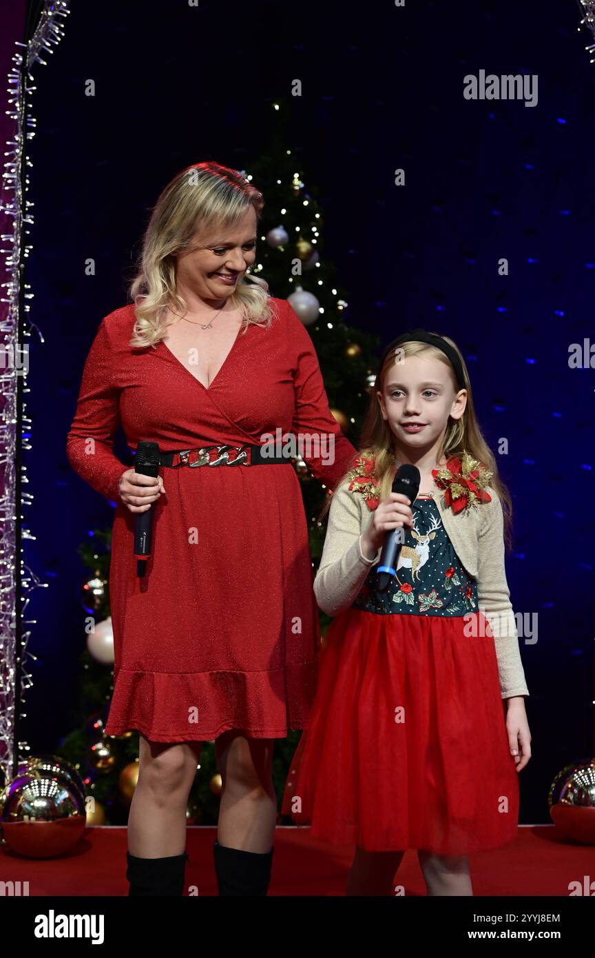Sabine Elara und Tochter Sarah Elaine bei der MyTVplus Weihnachtsshow ...