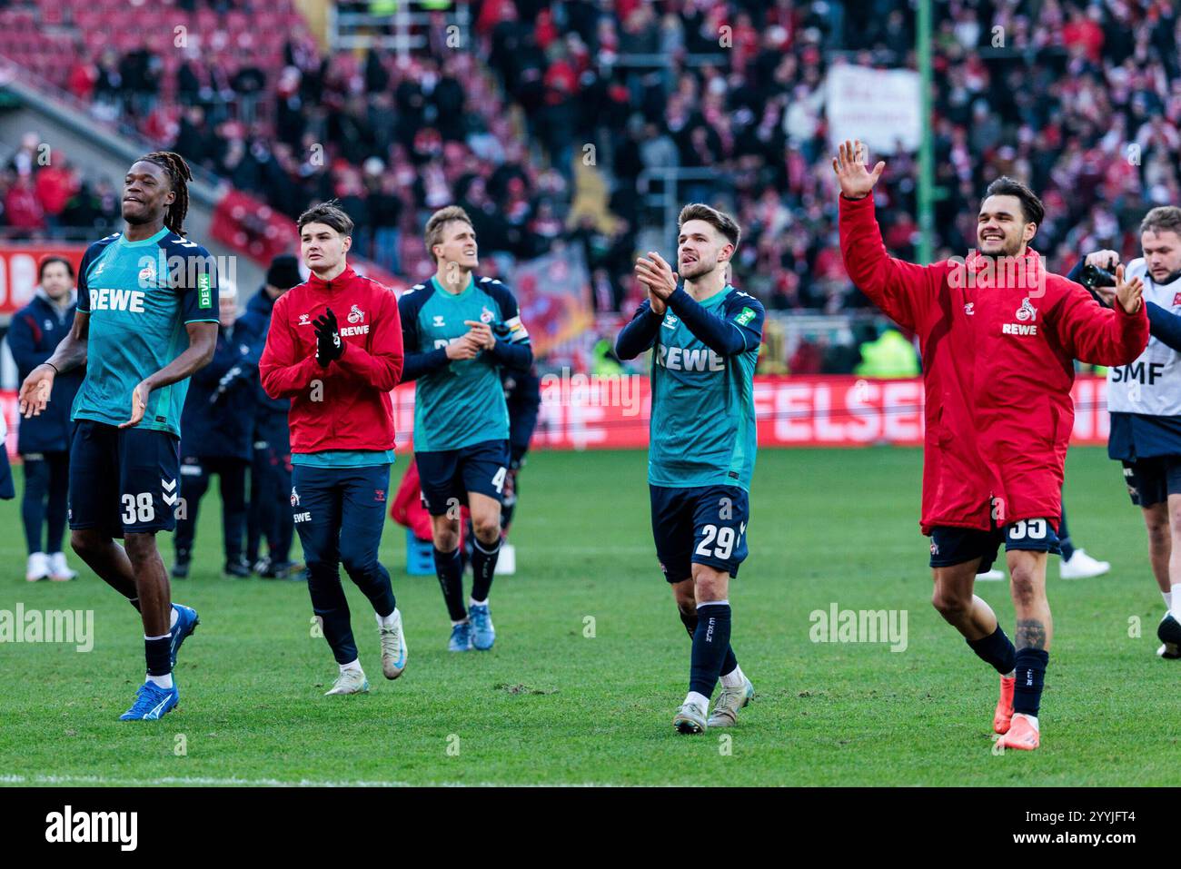 Kaiserslautern, Deutschland. Dezember 2024. Die Spieler des 1. FC K?ln feiert den Sieg und damit ...