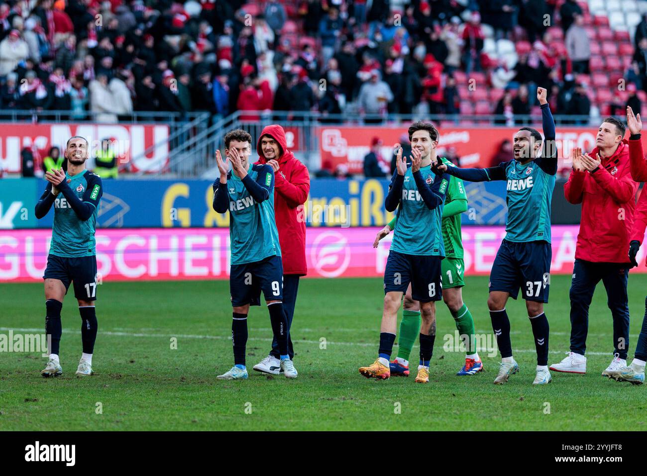 Kaiserslautern, Deutschland. Dezember 2024. Die Spieler des 1. FC K?ln feiert den Sieg und damit ...