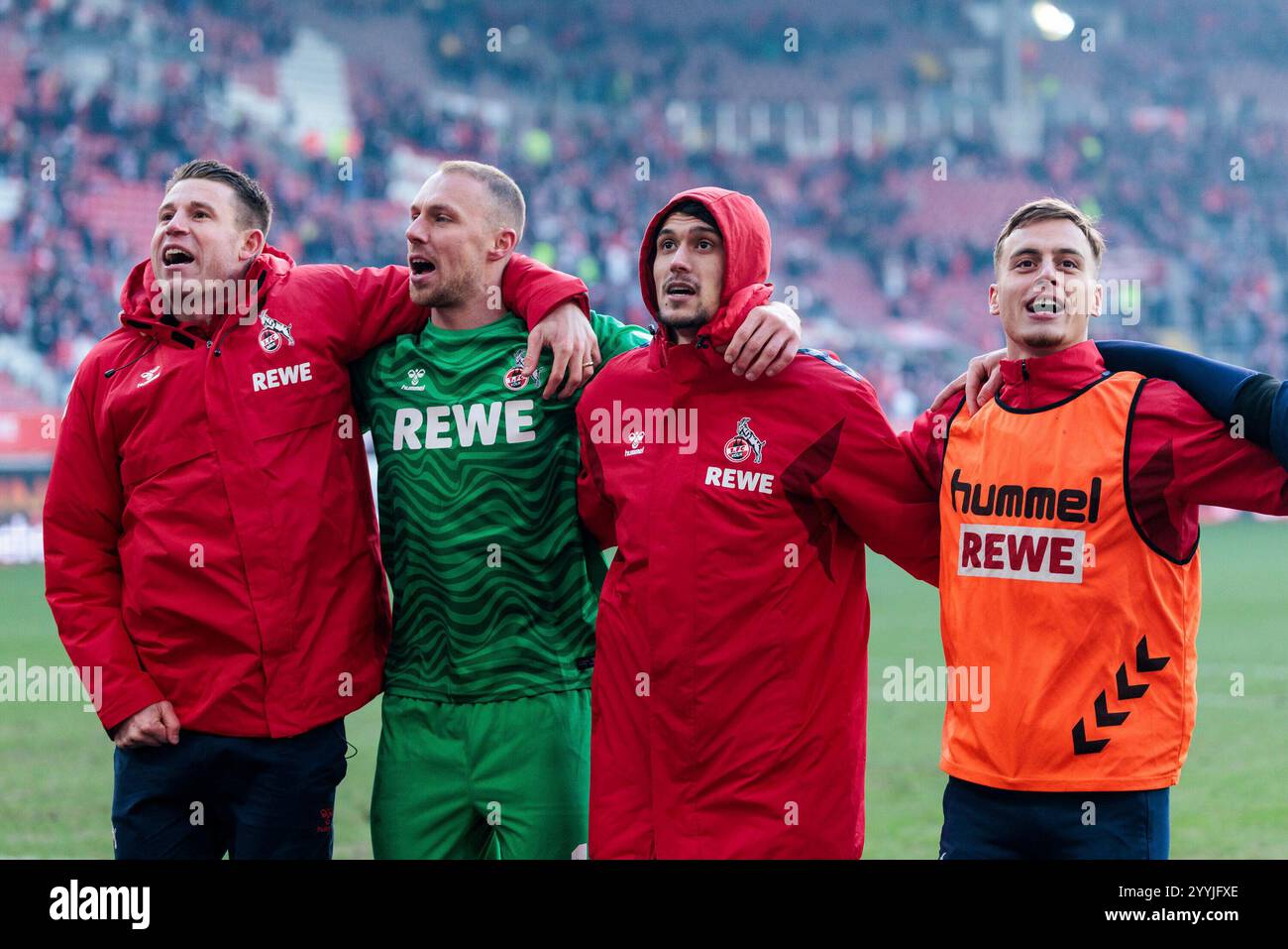 Kaiserslautern, Deutschland. Dezember 2024. Die Spieler des 1. FC K?ln feiert den Sieg und damit ...