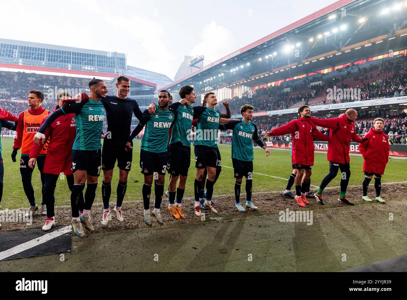 Die Spieler des 1. FC K?ln feiern den Sieg und damit die Herbstmeisterschaft auf dem Rasen Leart ...