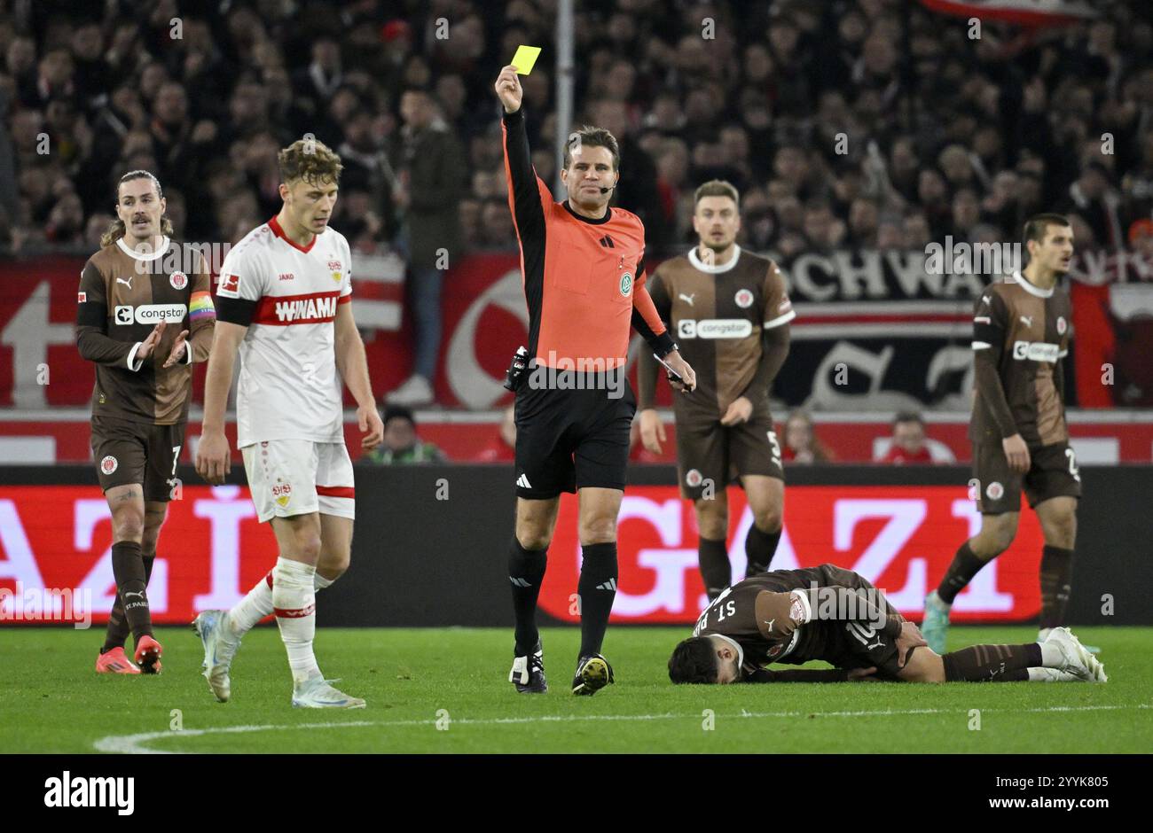 Schiedsrichter Dr. Felix Brych zeigt Yannik Keitel VfB Stuttgart (05 ...