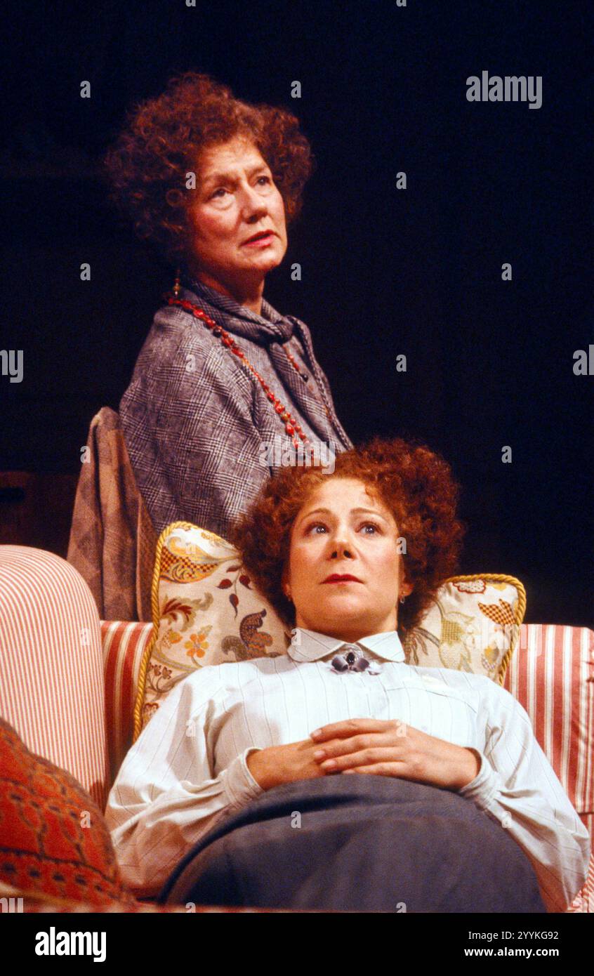 l-r: Gillian Barge (Melanie Klein - hinten), Zoe Wanamaker (Paula) in ...
