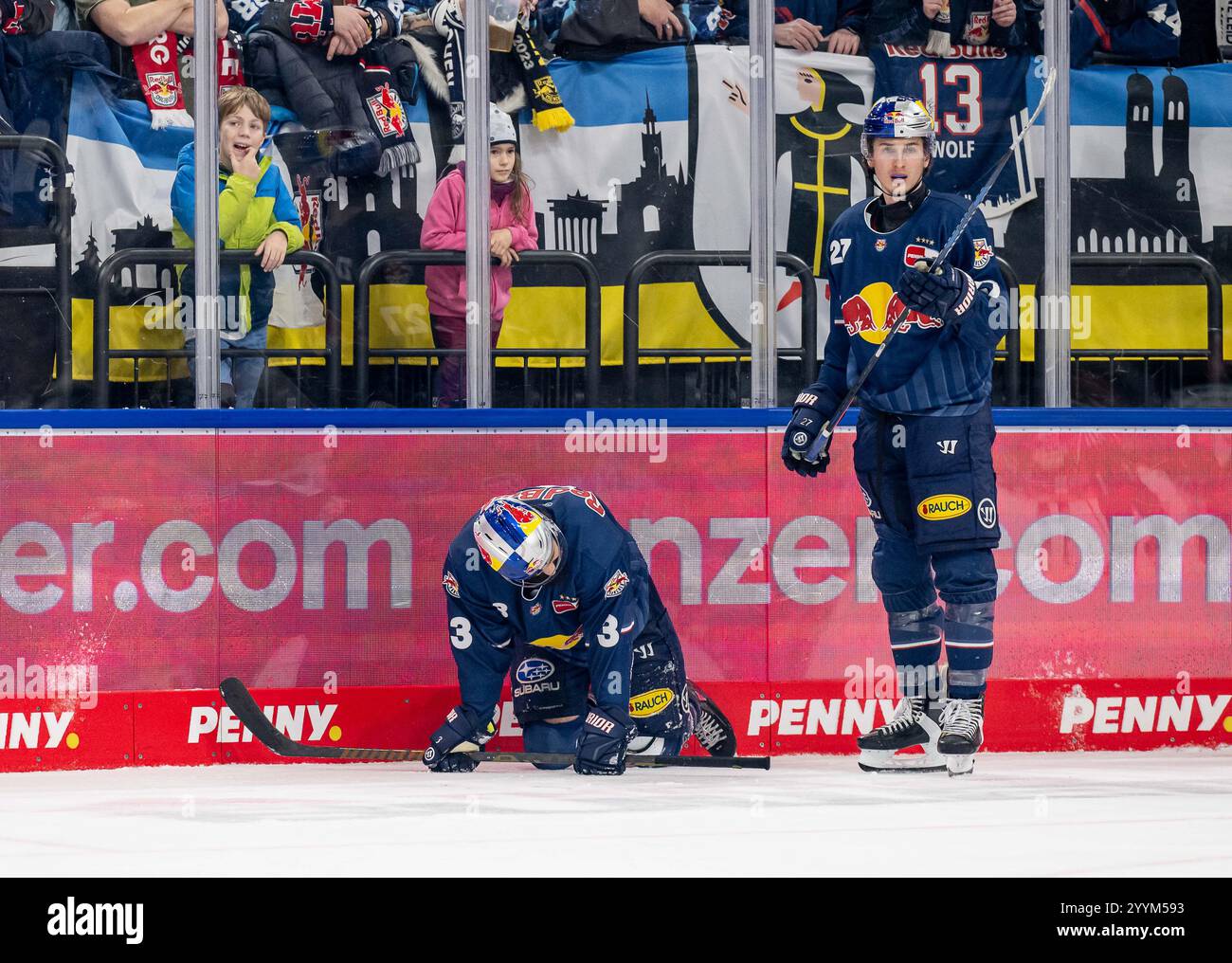 Dominik Bittner (EHC Red Bull Muenchen, #3) hat sich hier wehgetan ...
