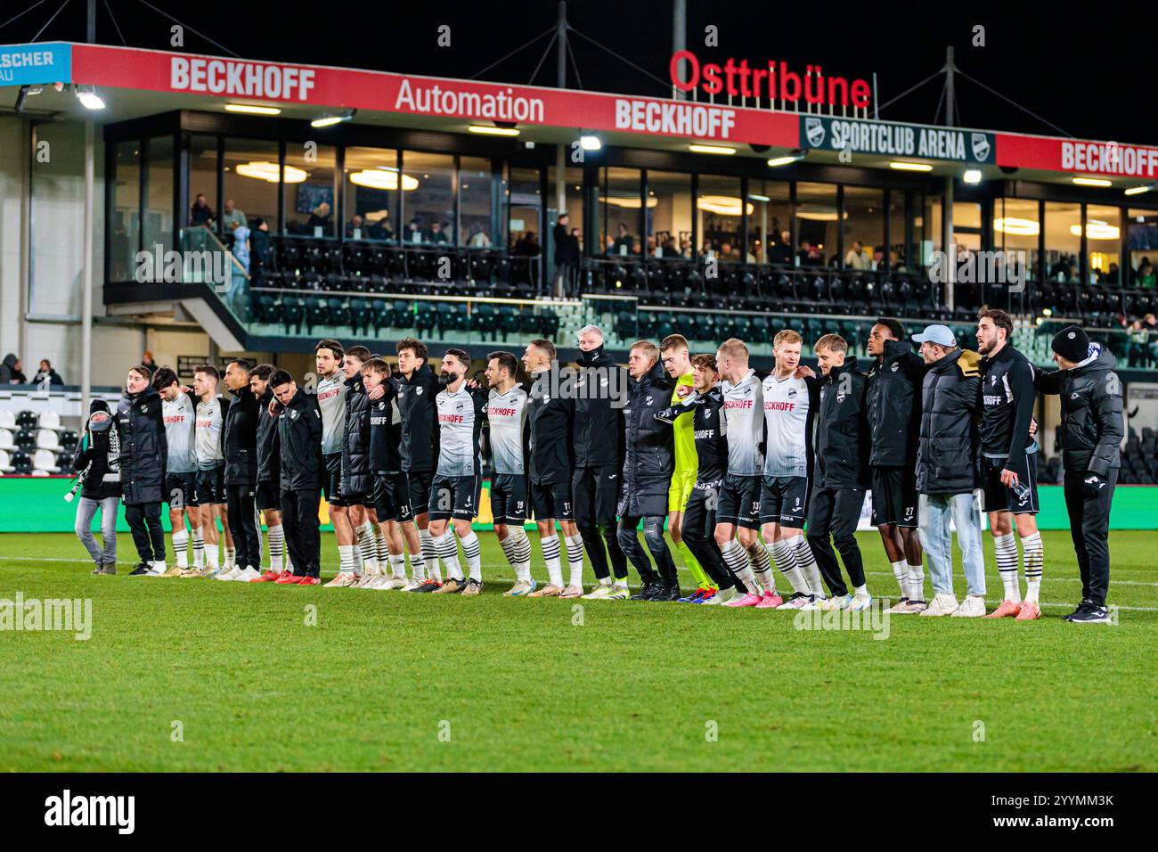 Verl, Deutschland. Dezember 2024. Die Mannschaft von SC Verl jubelt ...