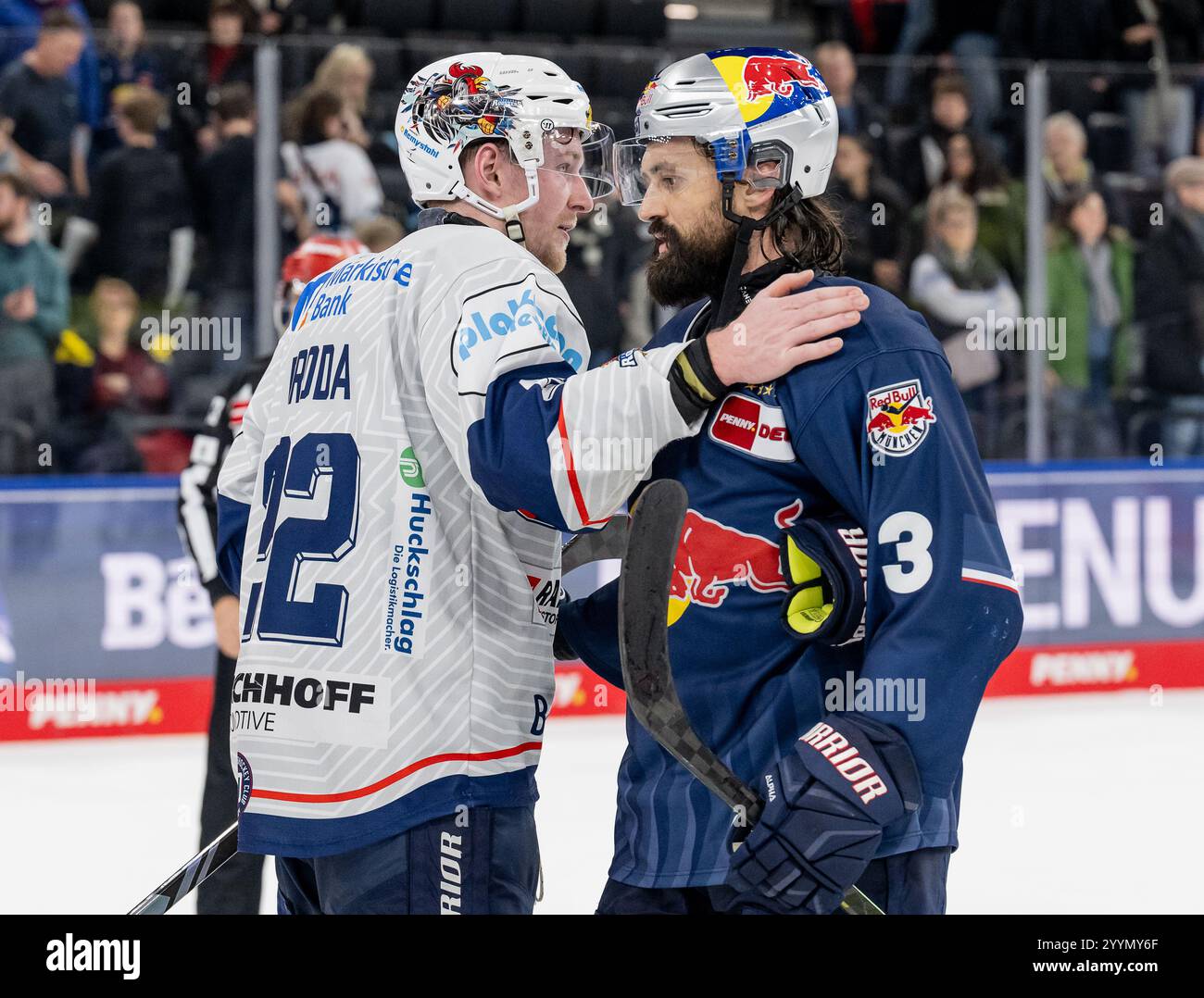 Shakehands zwischen John Broda (Iserlohn Roosters, #22) und Dominik ...