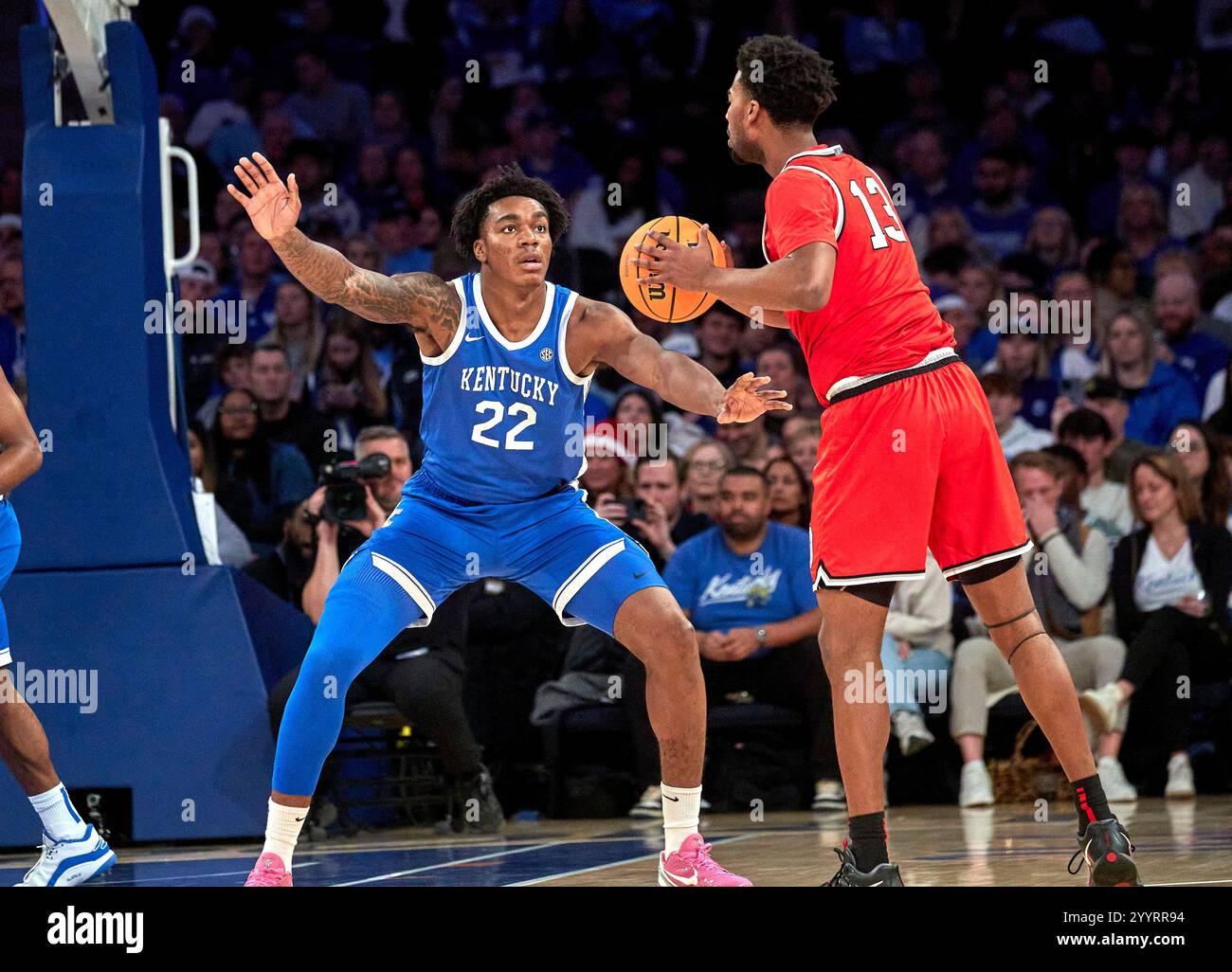 Amari Williams (22) verteidigt den Stürmer Sean Stewart (13) in der ...