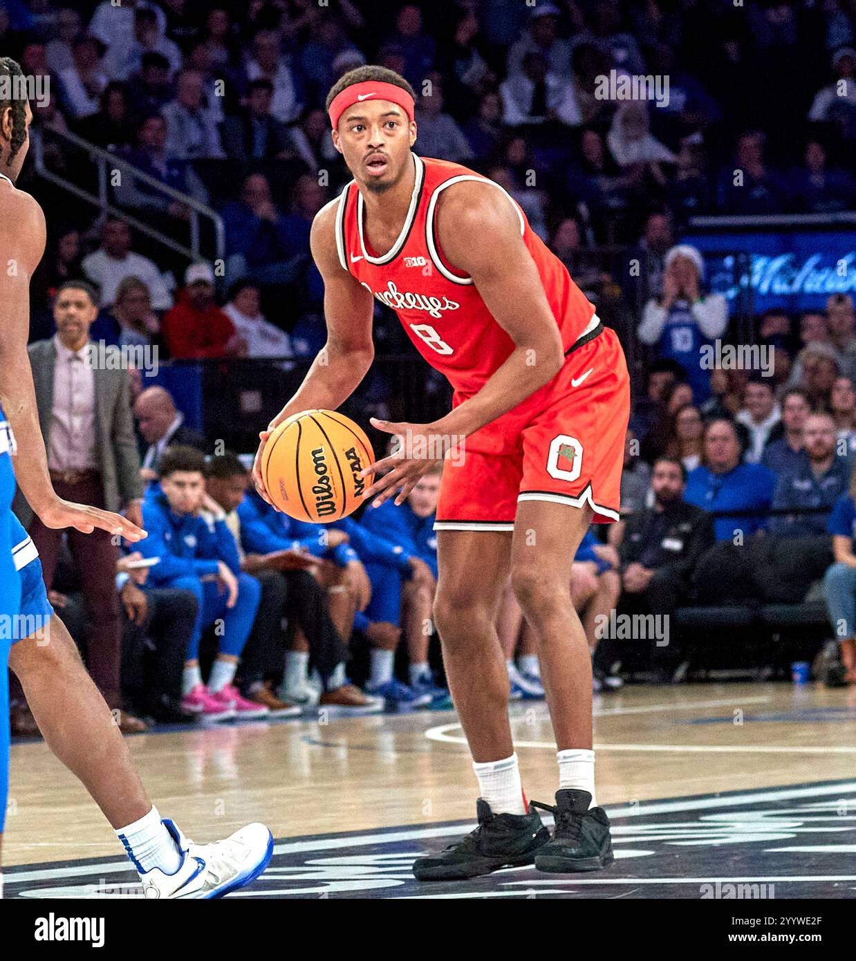 In der zweiten Ohio State Buckeyes-Garde versucht Micah Parrish (8) am ...