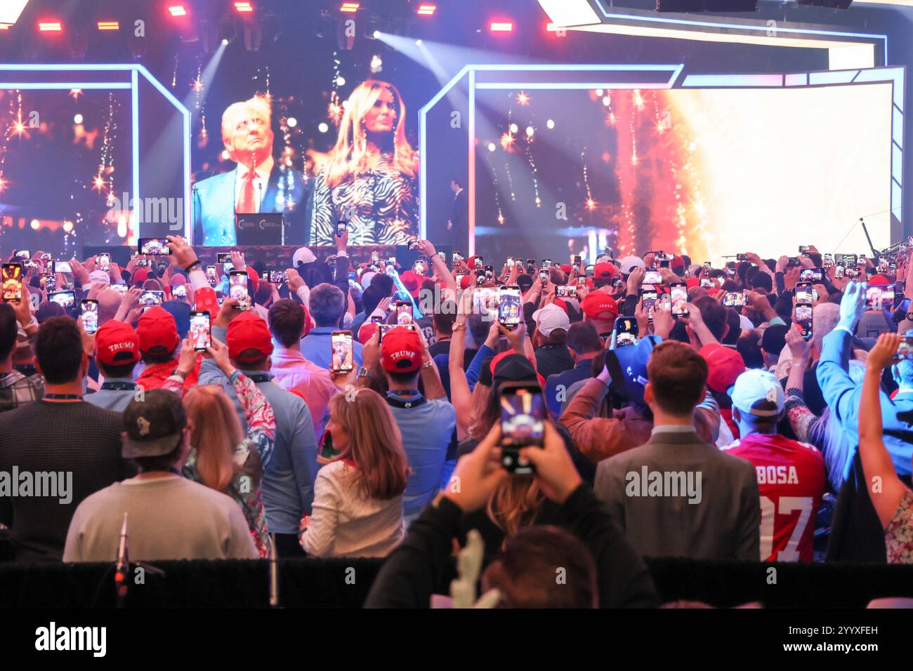 Phoenix, USA. Dezember 2024. Eine theatralische Licht- und Sound-Show ...