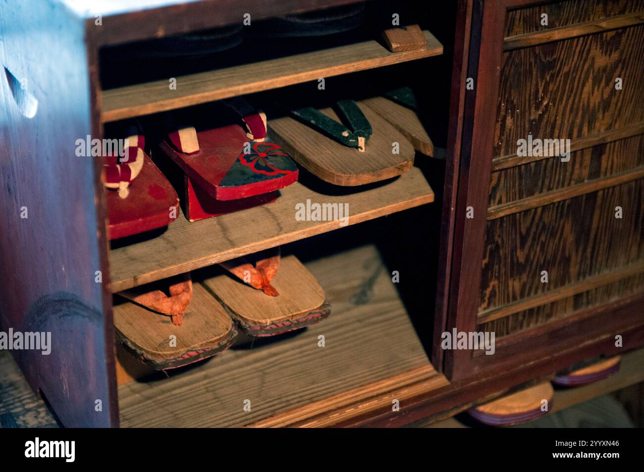 Japanischer schuhschrank -Fotos und -Bildmaterial in hoher Auflösung ...