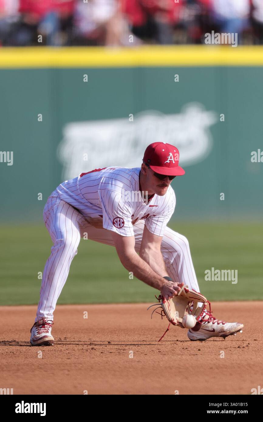 1. März 2025: Razorback-Infield Brent Iredale (10) schaut einen Ball in ...