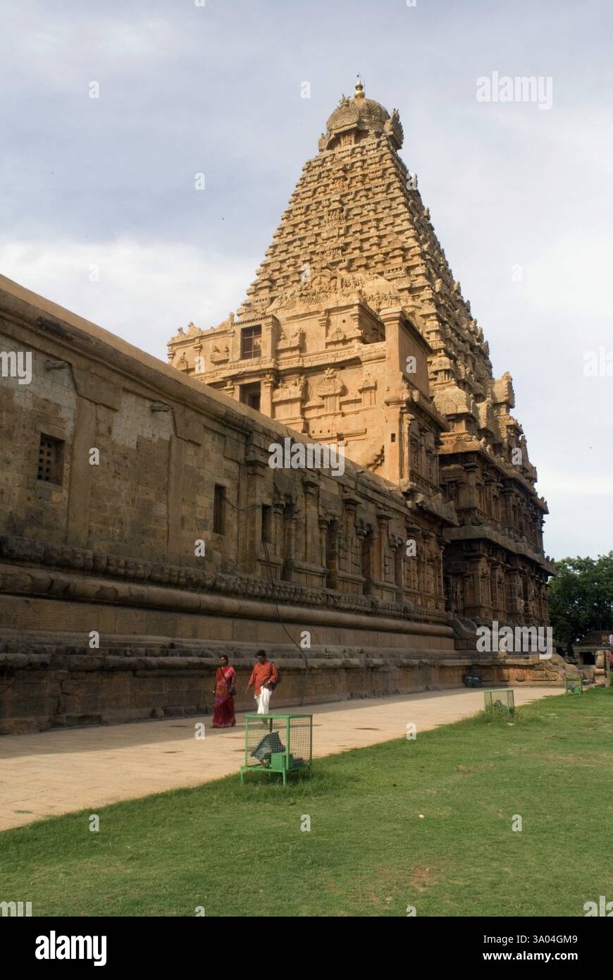 Gläubige wandern im Brihadeshwara-Tempelkomplex, auch großer Tempel ...