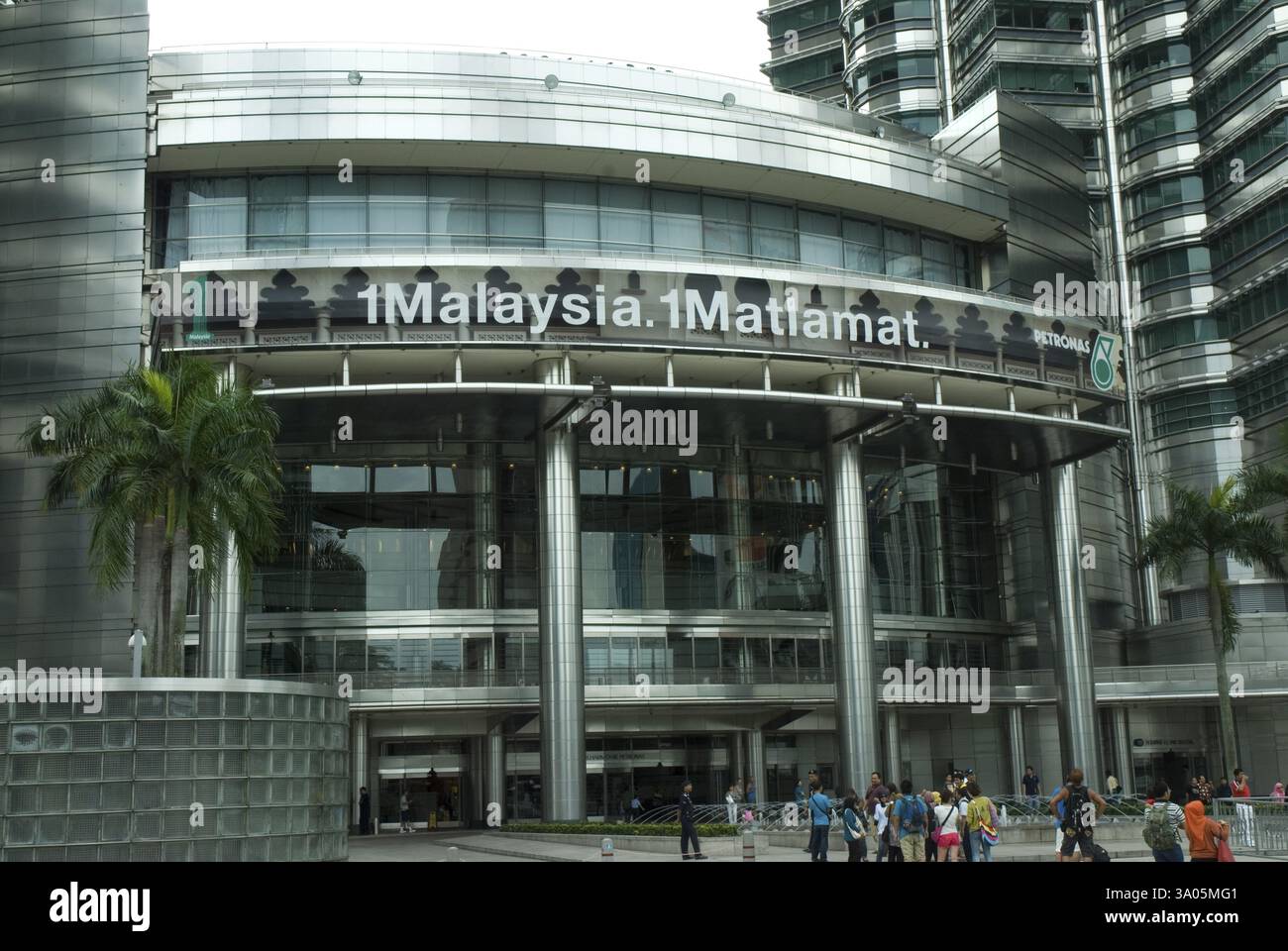 Entrance of petronas twin tower -Fotos und -Bildmaterial in hoher ...