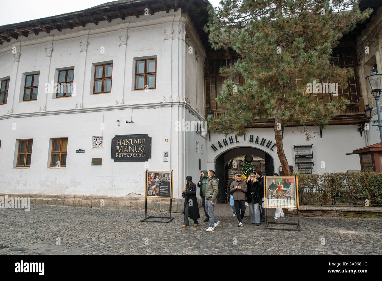 Bukarest, Rumänien - 31. Dezember 2024: Besucher besuchen das ...