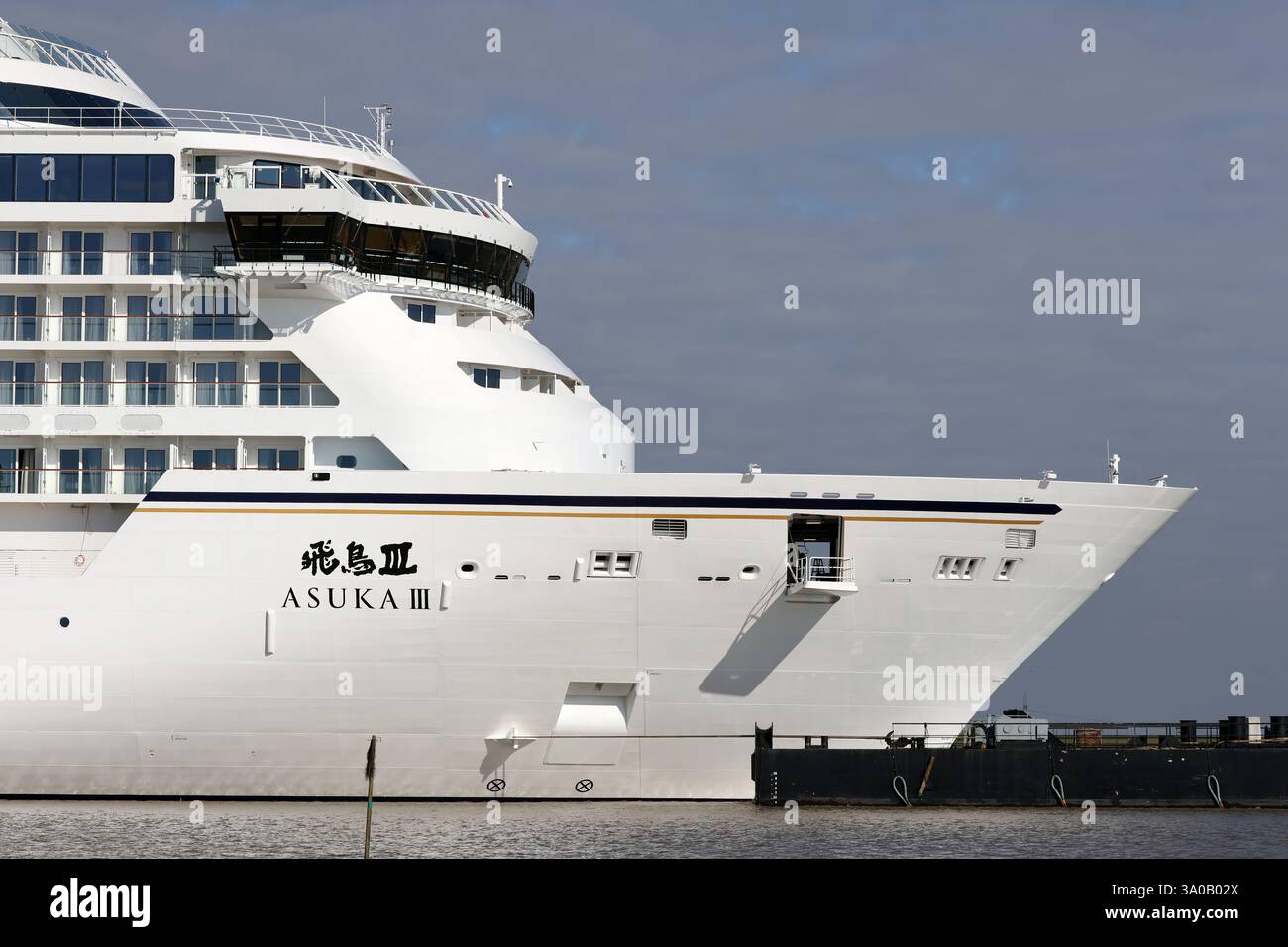 Das Kreuzfahrtschiff Asuka III durchquert die Ems bei Ditzum am 3. März ...