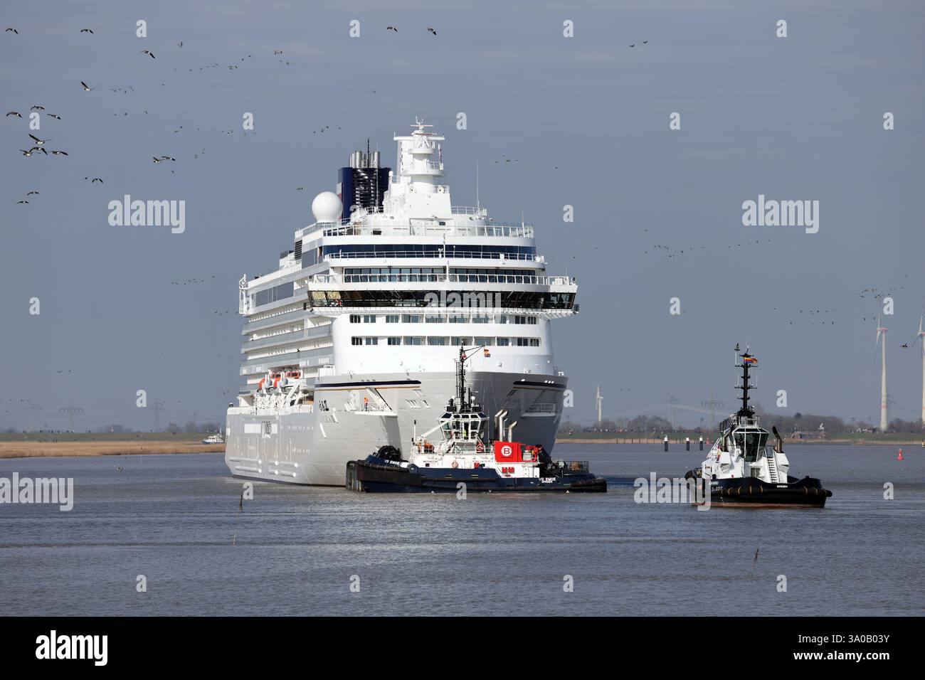Das Kreuzfahrtschiff Asuka III durchquert die Ems bei Ditzum am 3. März ...