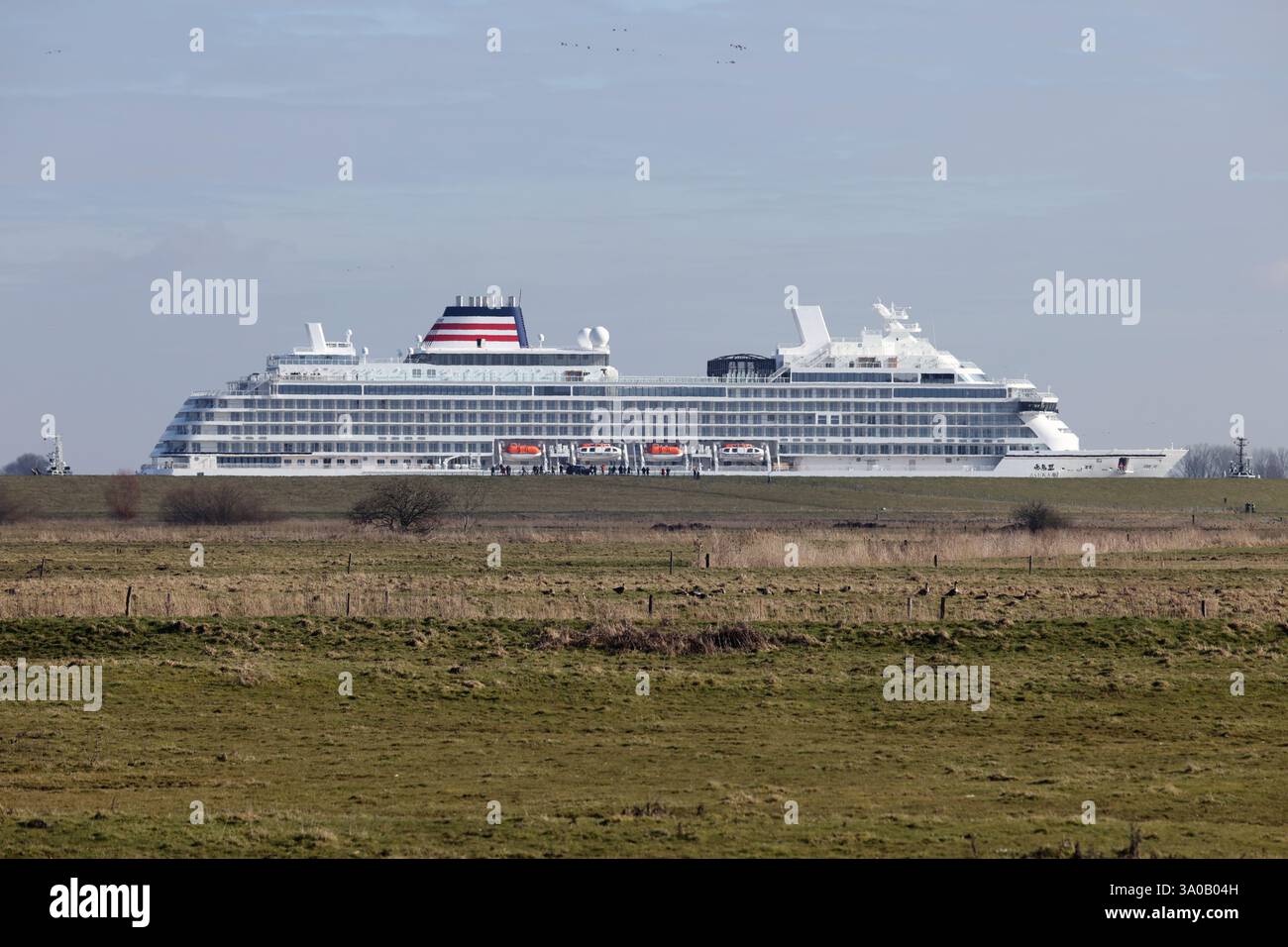 Das Kreuzfahrtschiff Asuka III durchquert die Ems bei Ditzum am 3. März ...