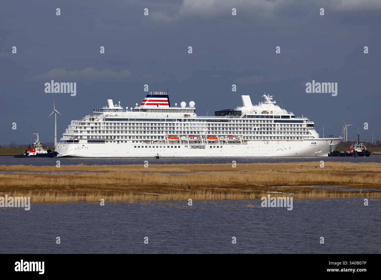 Das Kreuzfahrtschiff Asuka III durchquert die Ems bei Ditzum am 3. März ...