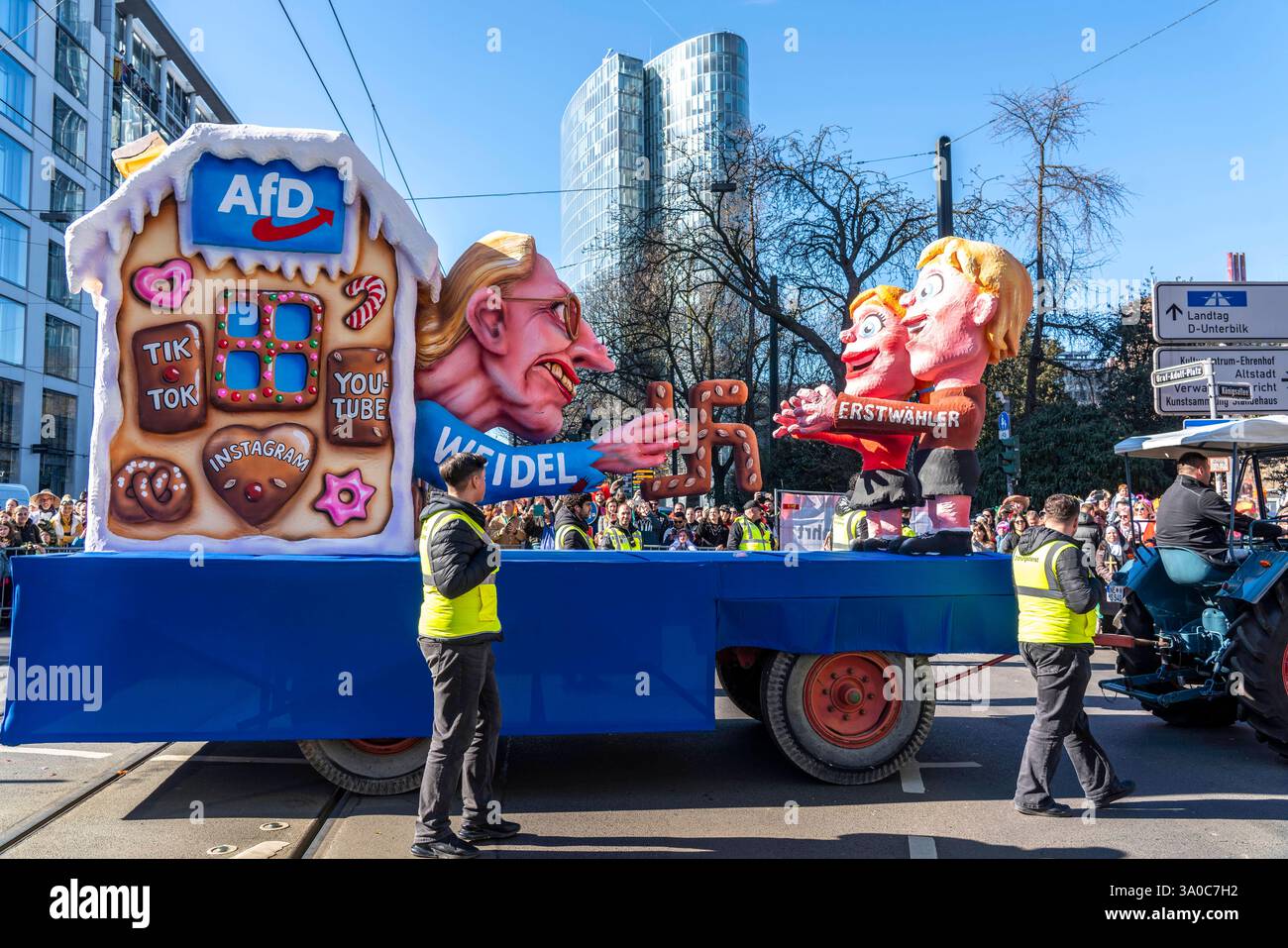 Rosenmontagszug in Düsseldorf, Mottowagen von Wagenbauer Jacques Tilly ...
