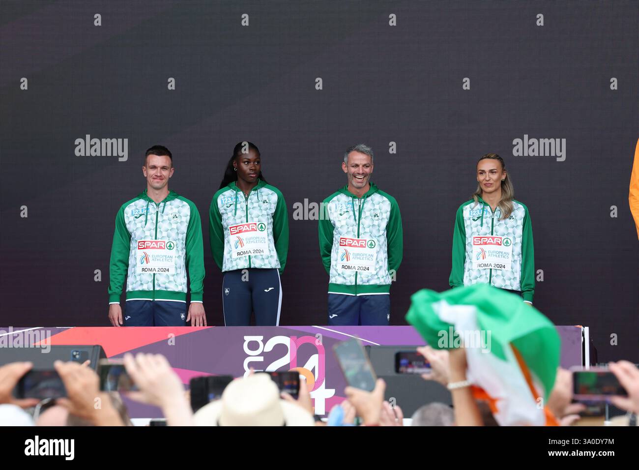 Das Irland 4 * 400m Mixed Relay Team bei der Medaillenzeremonie bei der Leichtathletik ...