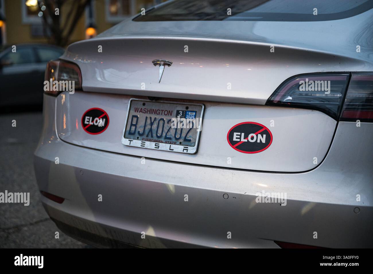 Seattle, USA. März 2025. Anti-Elon Musk Aufkleber auf einem Tesla im ...