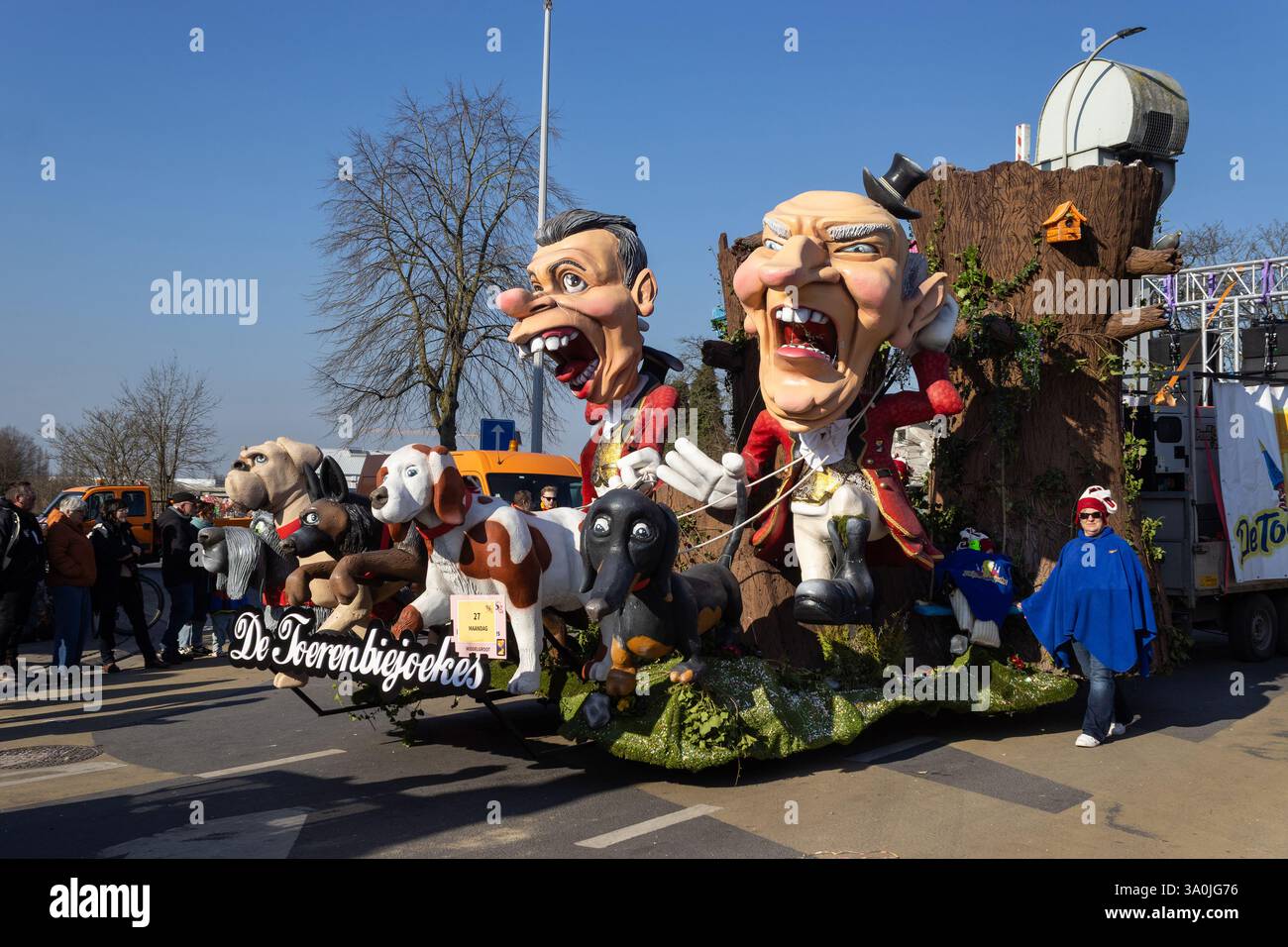 AALST, BELGIEN, 3. MÄRZ 2024: Karnevalsgruppe de Toerenbiejoekes und ...