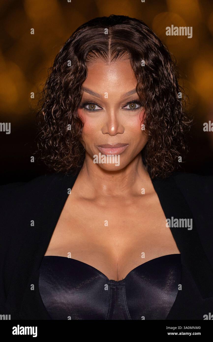 Tyra Banks Poses For Photographers Upon Arrival For Le Grand Diner Du