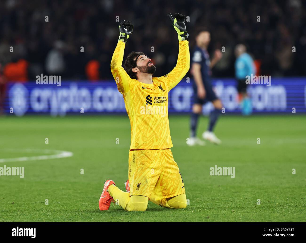 Paris, Frankreich. März 2025. Alisson Becker vom FC Liverpool feiert im ...
