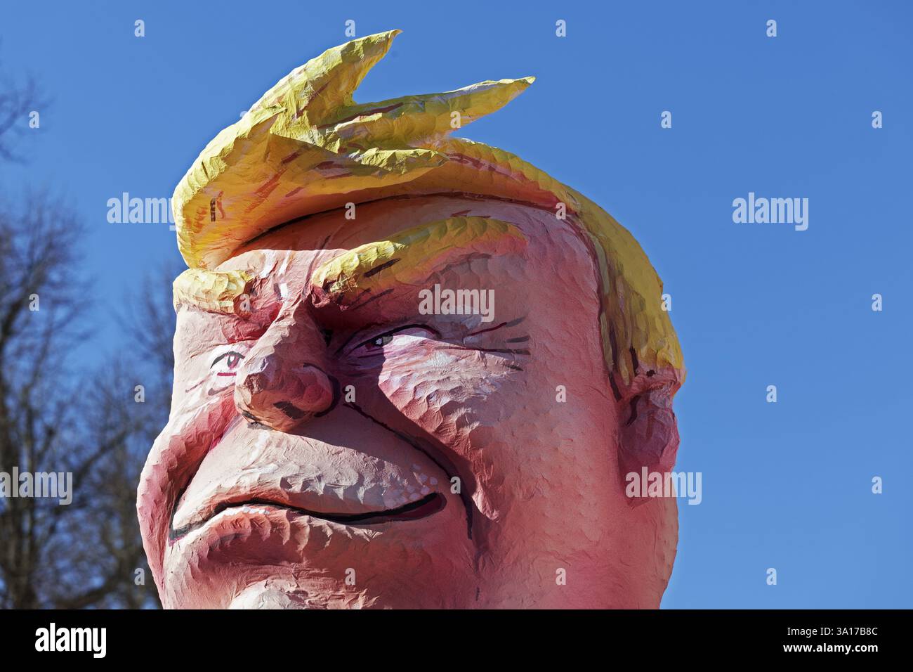 US-Präsident Donald Trump, Kopf mit gelbem Quiff, Pappmaché-Figur ...