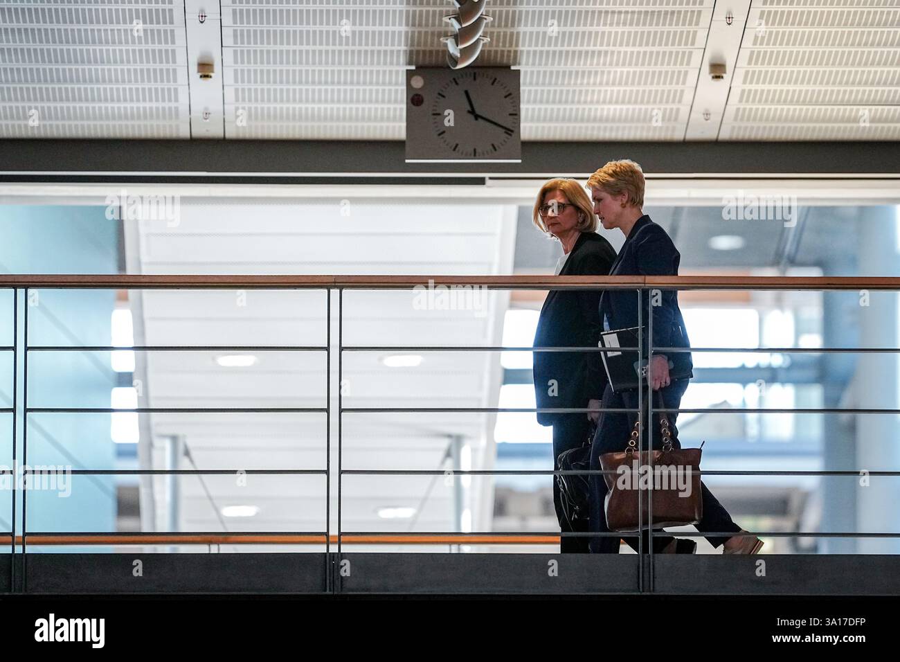 Berlin, Deutschland. März 2025. Manuela Schwesig (r, SPD ...