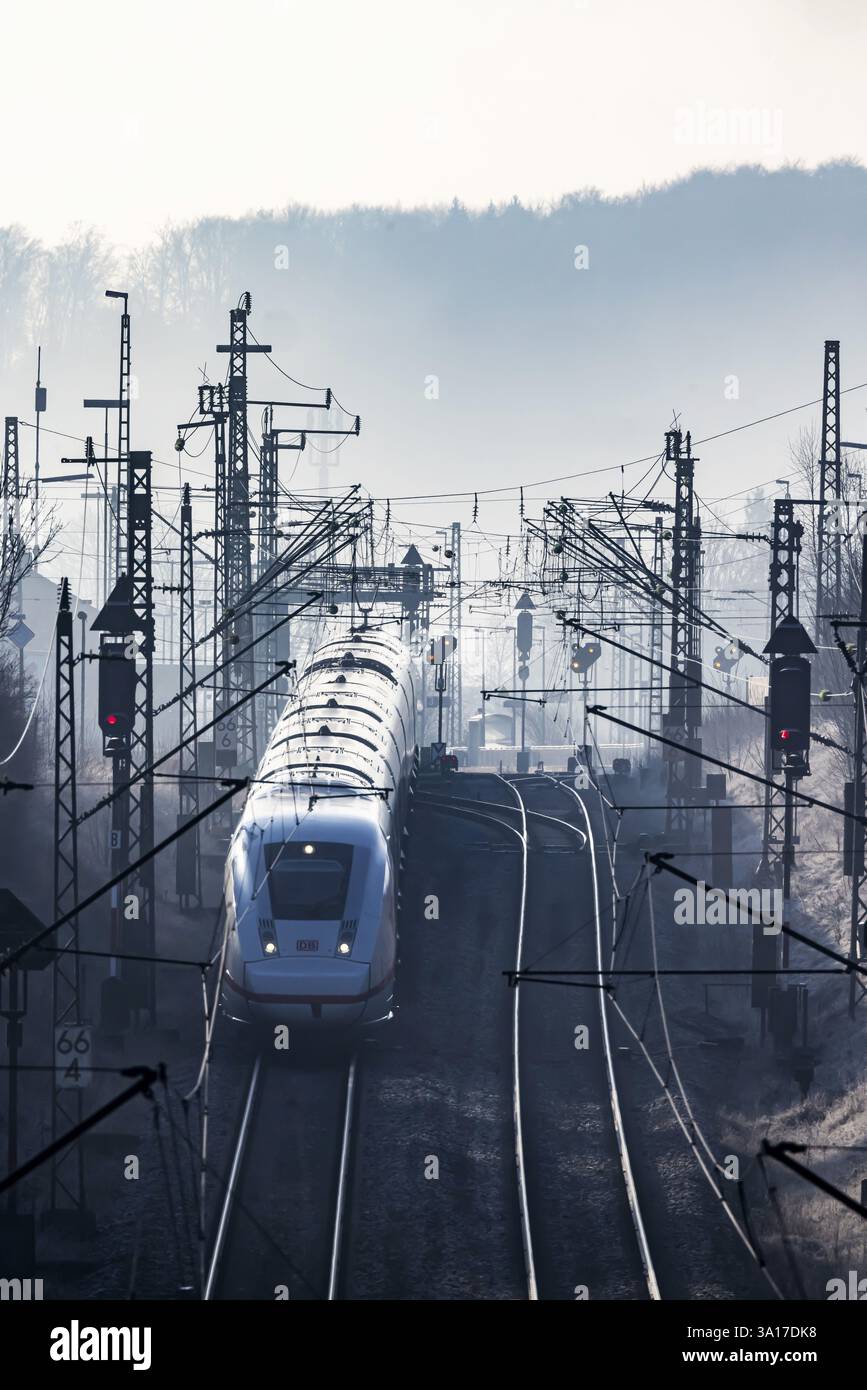 Gleise der Deutschen Bahn AG mit ICE-Zug gegen die Ampel. Freileitungen ...