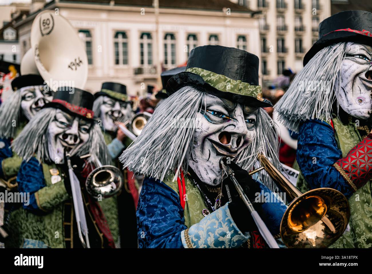 Basler Fasnacht Parade (Cortege) mit Gruppen in voller Kostümierung ...