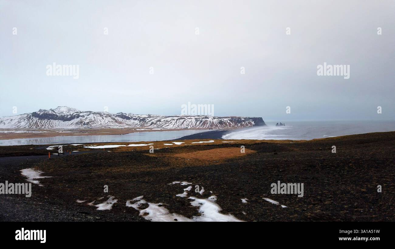 Blick vom Leuchtturm Dyrholaey in Island mit Blick über den schwarzen ...