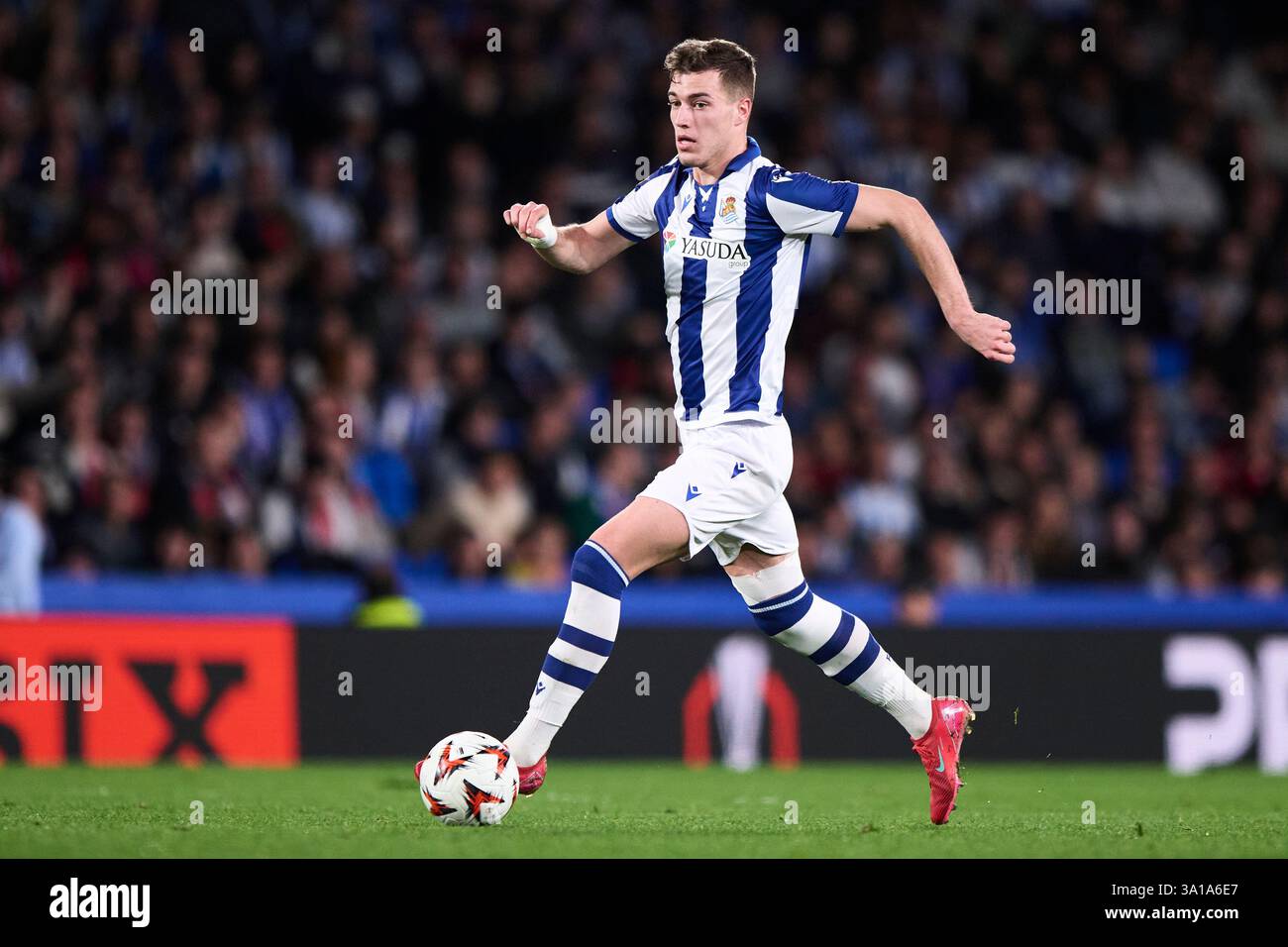 Luka Sucic von Real Sociedad mit dem Ball beim Achtelfinale der UEFA ...