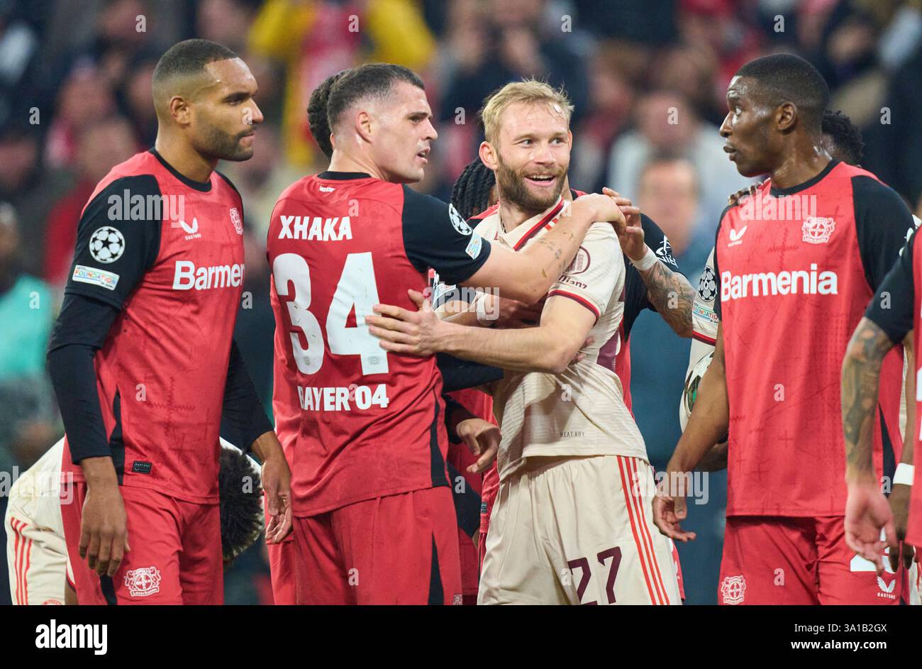 München, Deutschland. März 2025. Konrad Laimer, FCB 27 gegen Granit Xhaka, Lev 34 Jonathan TAH ...