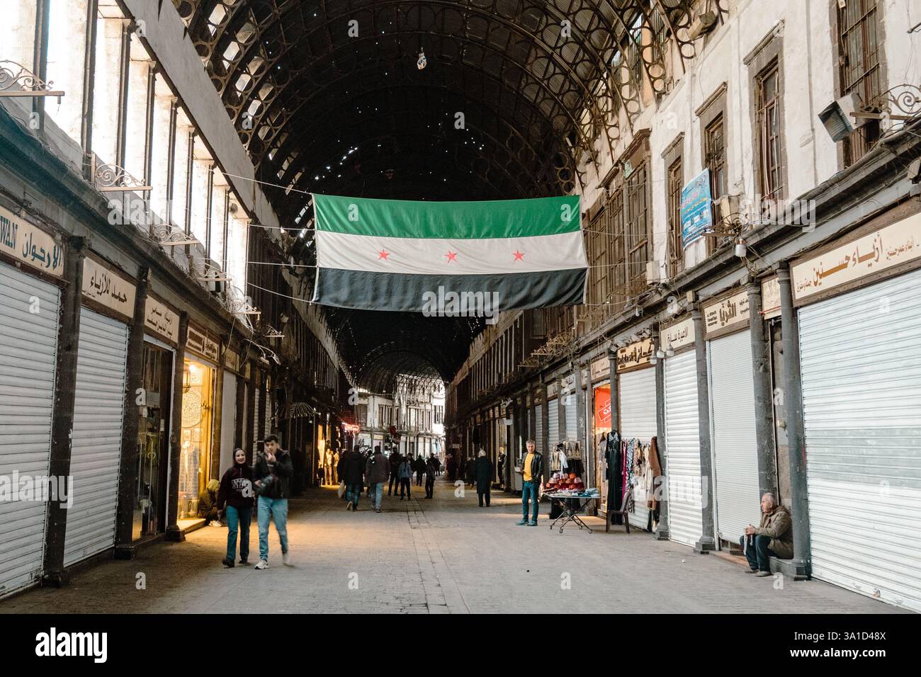 Damaskus, Syrien. März 2025. Eine syrische Flagge hängt in Souk al ...