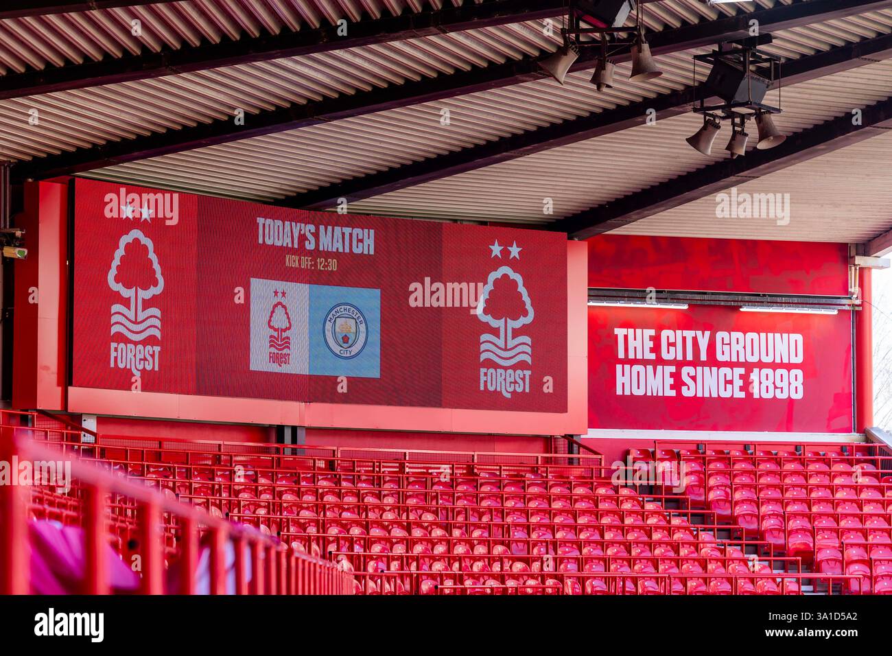 Ankunft nottingham forrest -Fotos und -Bildmaterial in hoher Auflösung ...