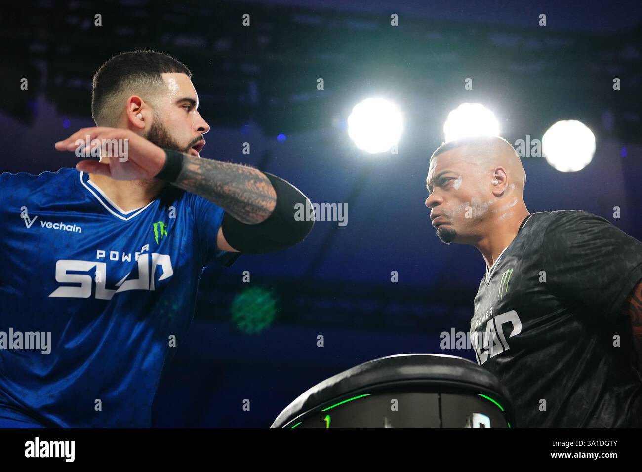 LAS VEGAS, NV - 7. MÄRZ 2025: Wes Mena und Aaron Turner treffen sich am ...