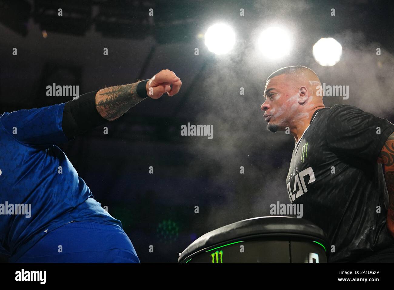 LAS VEGAS, NV - 7. MÄRZ 2025: Wes Mena und Aaron Turner treffen sich am ...