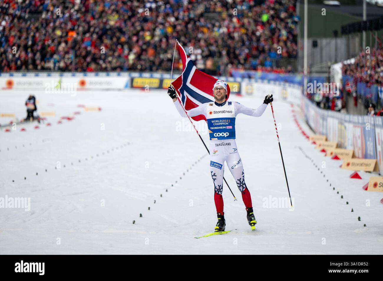 RIIBER Jarl Magnus (Norwegen) jubelt im Ziel mit norwegischer Fahne ...