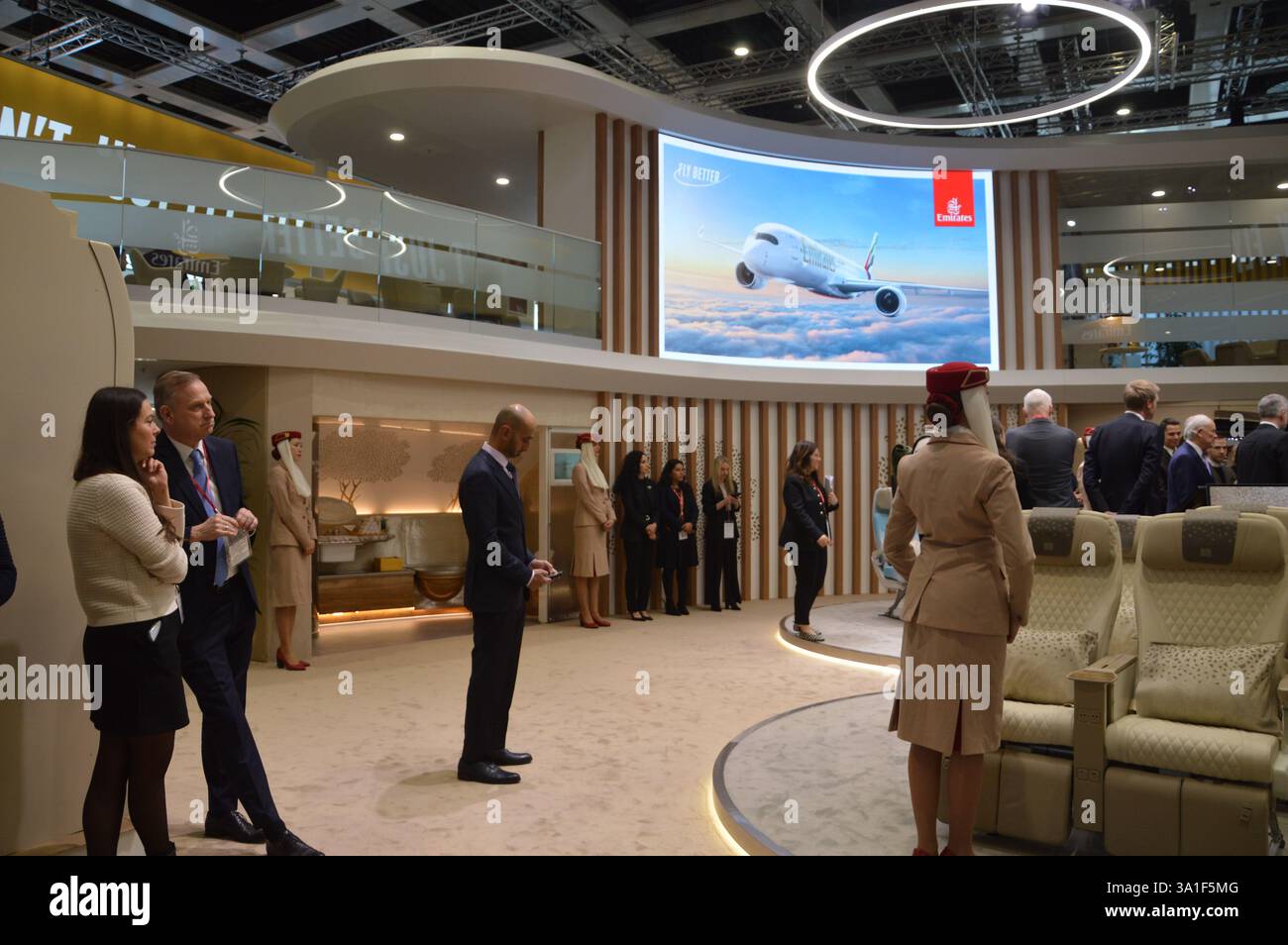 Berlin, Deutschland - 4. März 2025 - Emirates Flugbegleiter am Emirates ...